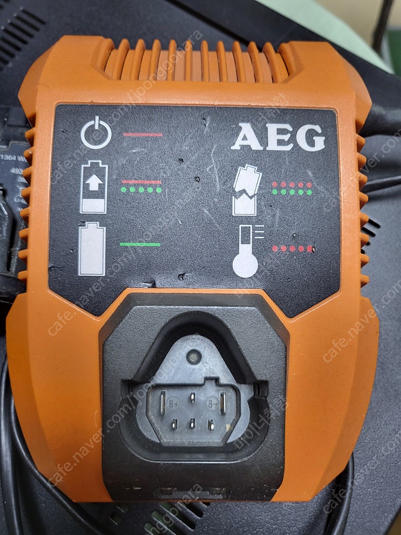 AEG 12V 리튬배터리 2개와충전기 | 산업/안전/공구함 | 중고나라