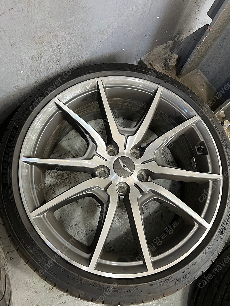 제네시스 g70 19인치 휠타이어 팝니다 | 휠/타이어 | 중고나라