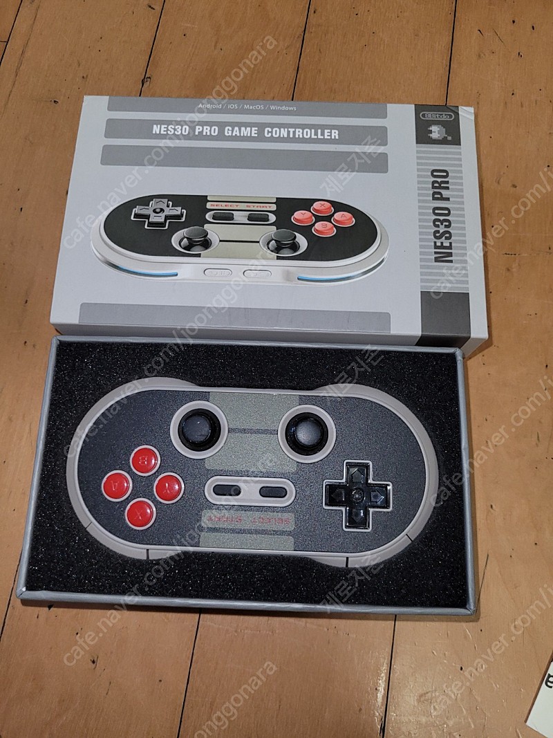 8bitdo nes30 pro 입니다. | 케이스/거치대/보호필름 | 중고나라