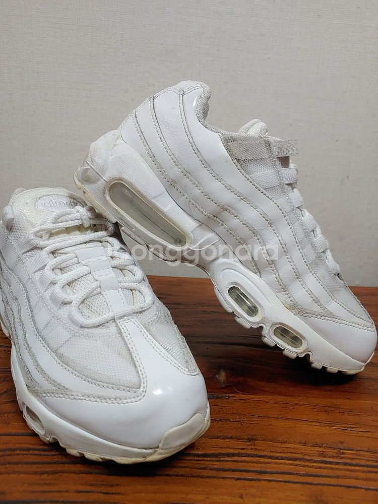 나이키 에어맥스95(US7표기240추천235) | 런닝화/워킹화 | 중고나라