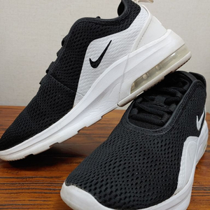 나이키 에어맥스 모션2(US7표기240추천235) | 런닝화/워킹화 | 중고나라